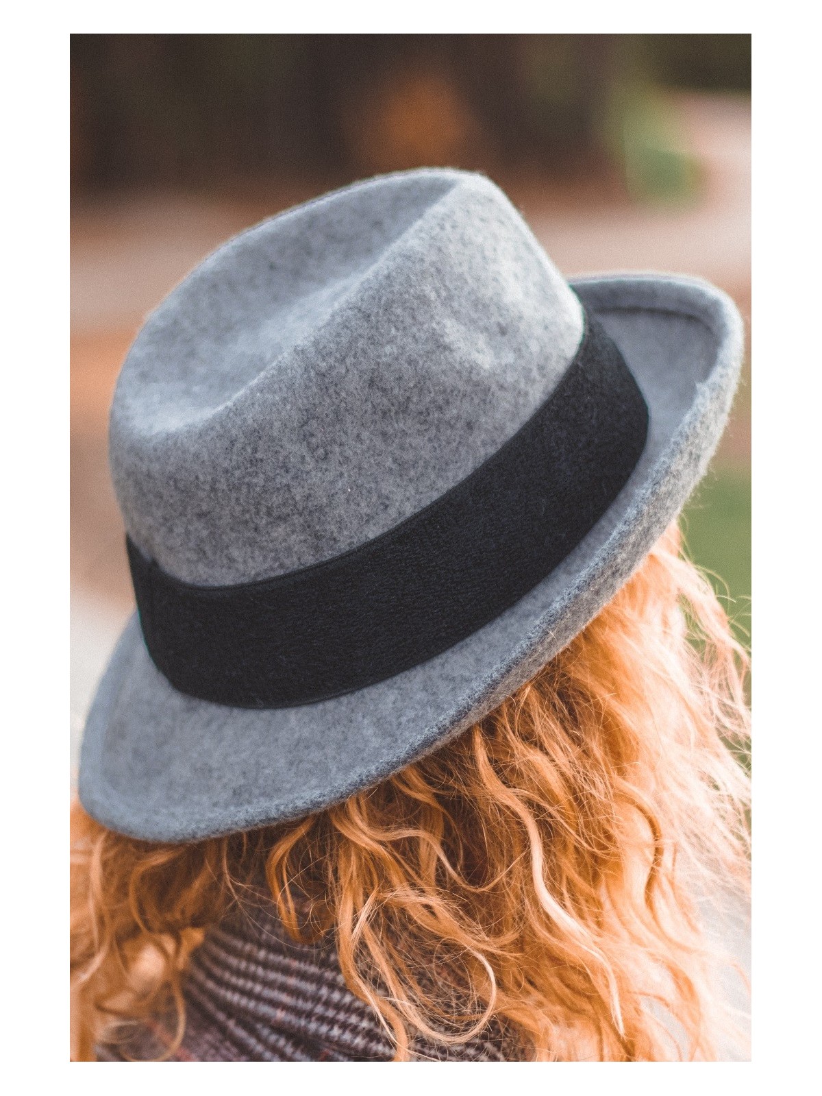 Chapeau gris en laine, bordure noire