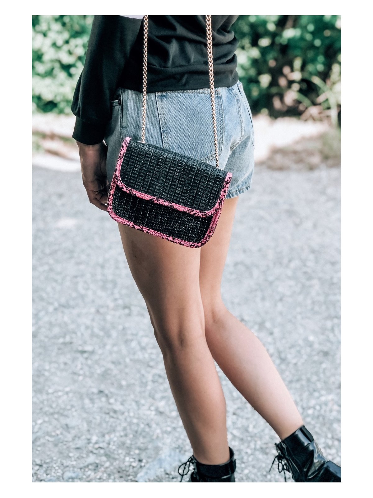 Sac à bandoulière rectangulaire noir texturé, garni de python rose vif