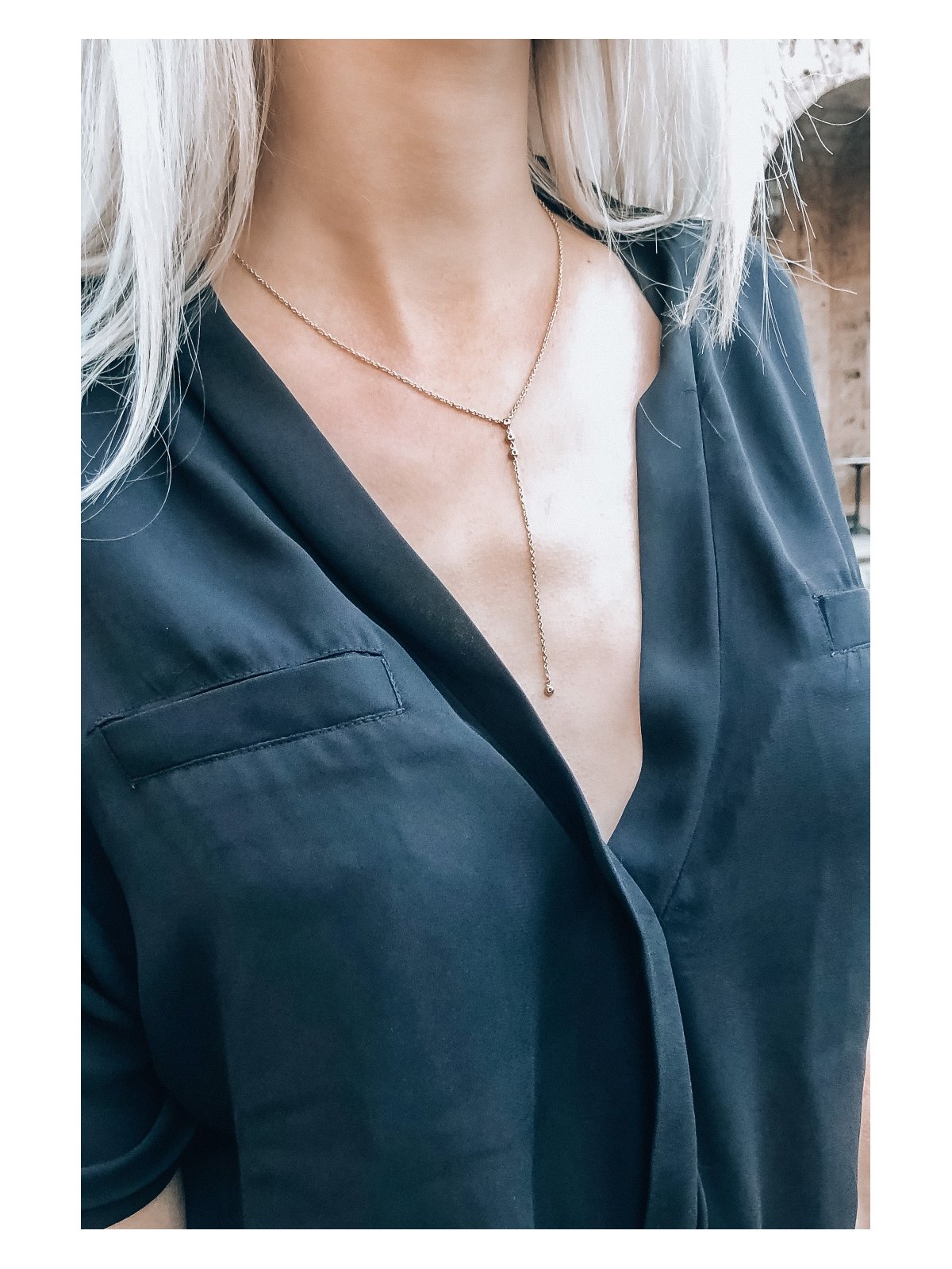 Long collier Y de couleur or avec strass