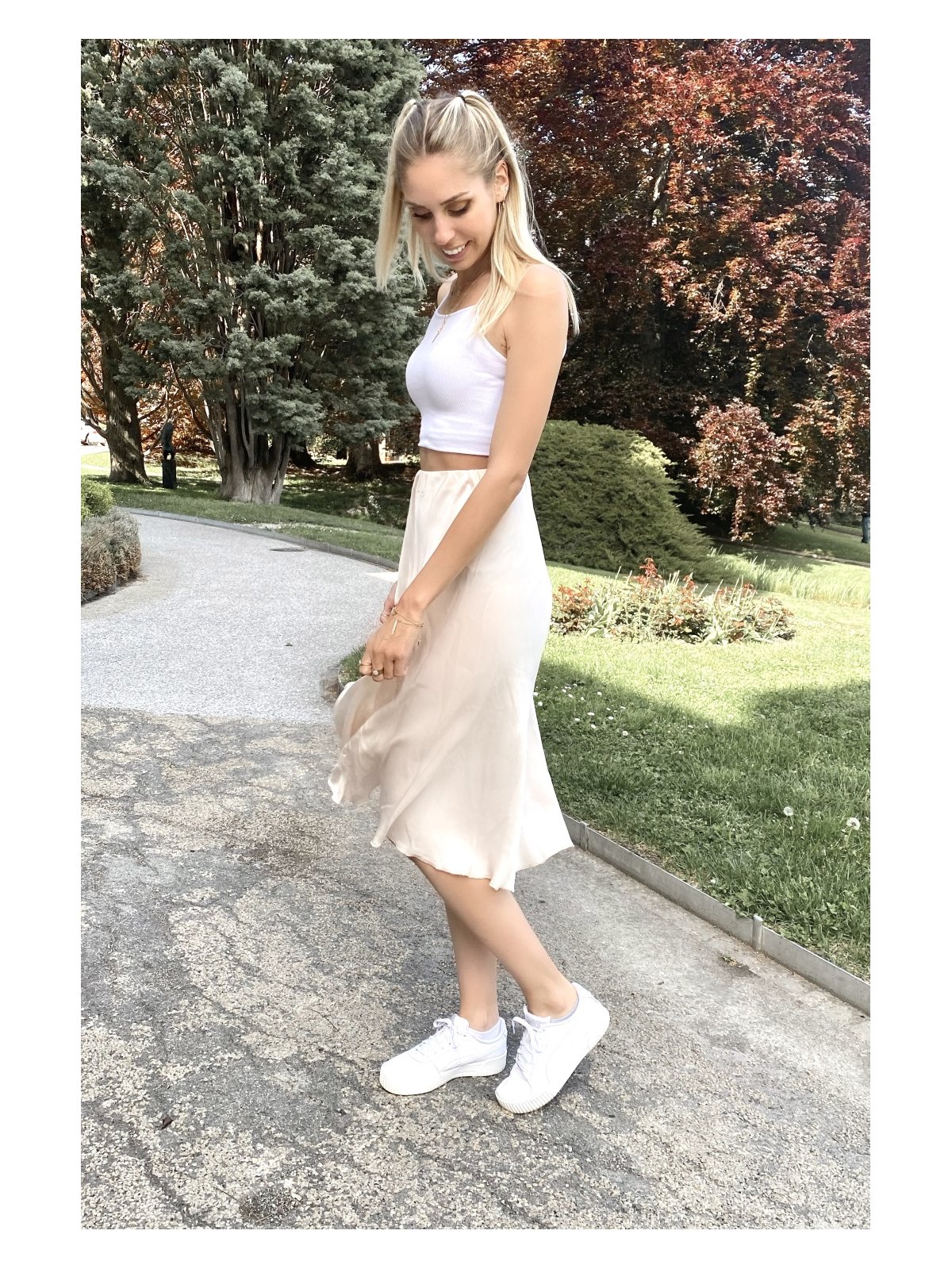 Jupe midi en satin de couleur beige rosé
