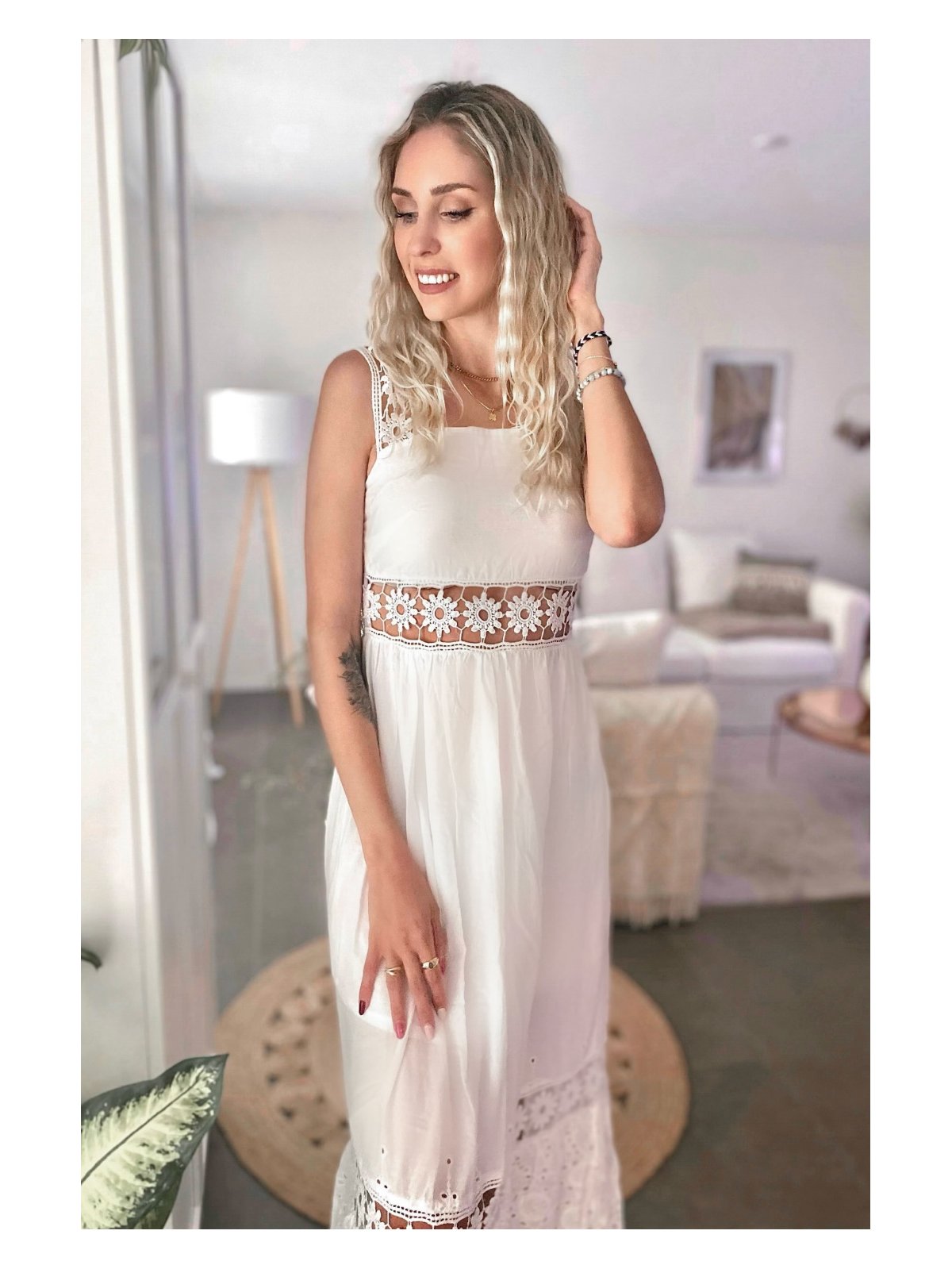 Longue robe blanche brodée