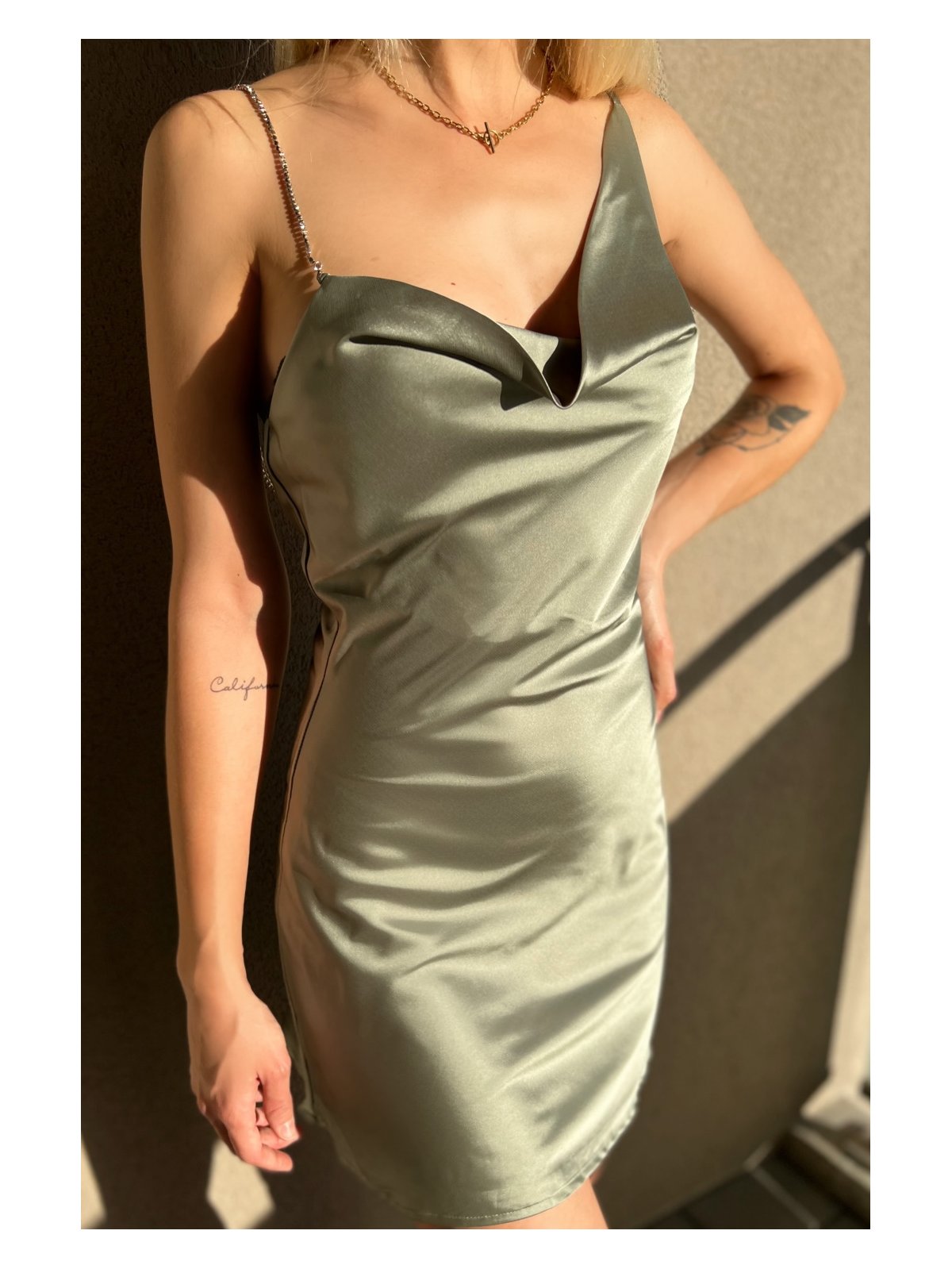 Mini robe en satin de couleur sauge, col bénitier et lanière à strass