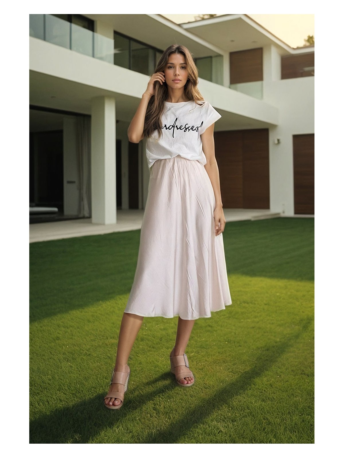 Jupe midi en satin de couleur beige rosé