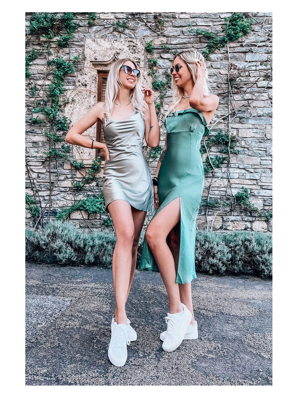 Mini robe en satin de couleur sauge, col bénitier et lanière à strass